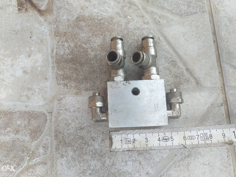 Pneumatski razvodnik 4 izlaza - Dijelovi za mašine i alate - OLX.ba