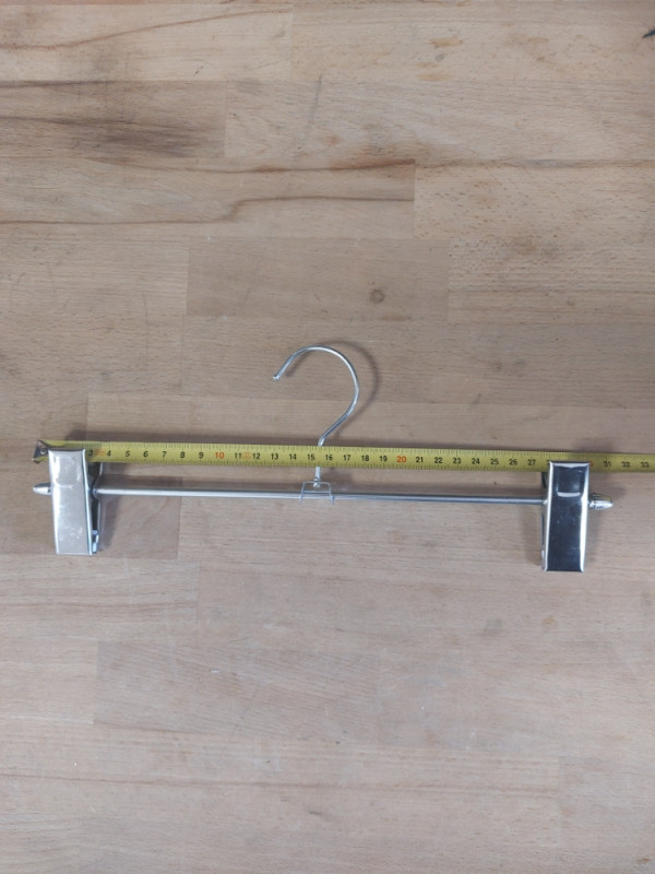 Ofingeri vjesalice sa stopaljkom za pantalone - Vješalice - OLX.ba