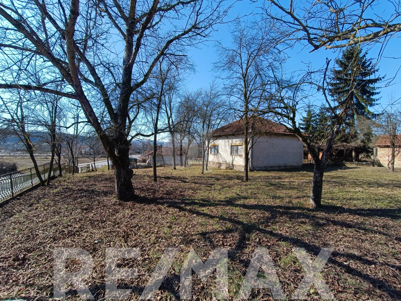 Stara kuća na parceli od 4777m2 u Ramićima - Kuće - OLX.ba