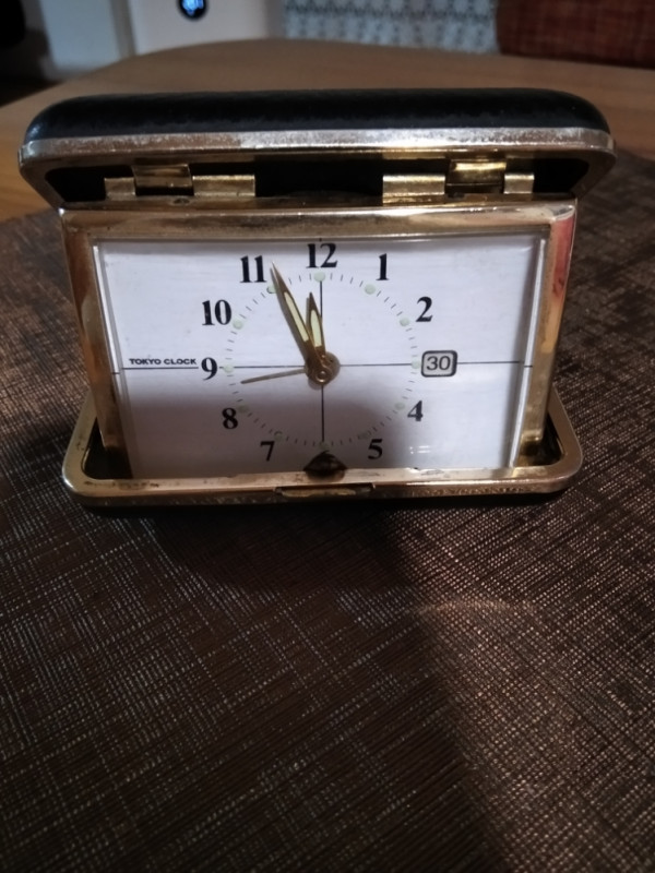Starinski sat/budilnik Tokyo clock sa datumarom - Nakit i satovi - OLX.ba