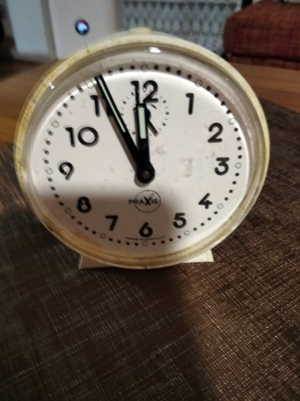 Starinski sat/budilnik Praxis- Germany,ispravan - Nakit i satovi - OLX.ba