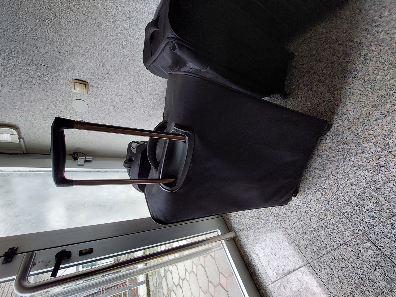 Putnicki kofer . Extra lagani.veci.crni sa 4 tocka. - Putne torbe i koferi - OLX.ba