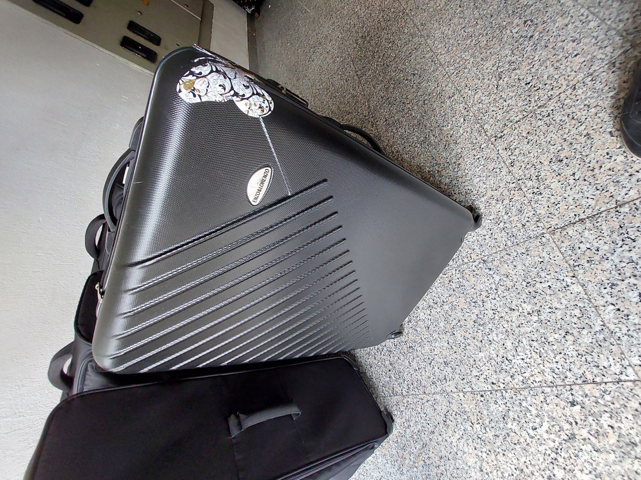 Putnicki kofer . Extra lagani.veci.crni sa 4 tocka. - Putne torbe i koferi - OLX.ba