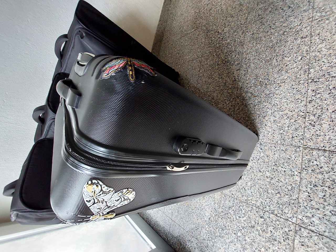 Putnicki kofer . Extra lagani.veci.crni sa 4 tocka. - Putne torbe i koferi - OLX.ba