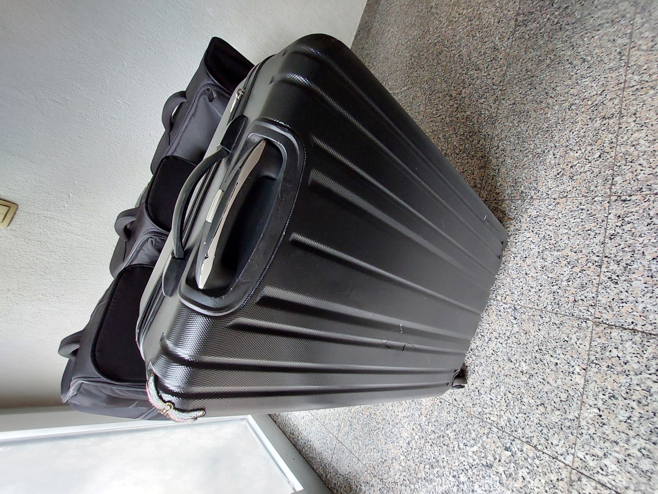 Putnicki kofer . Extra lagani.veci.crni sa 4 tocka. - Putne torbe i koferi - OLX.ba