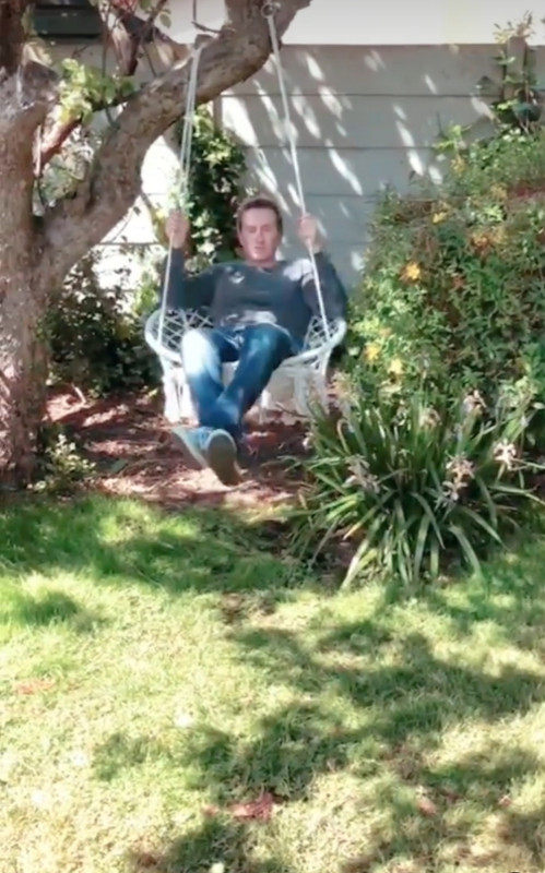 Viseca ljulja stolica siva, bez, pink i bijela - Vrtni namještaj - OLX.ba