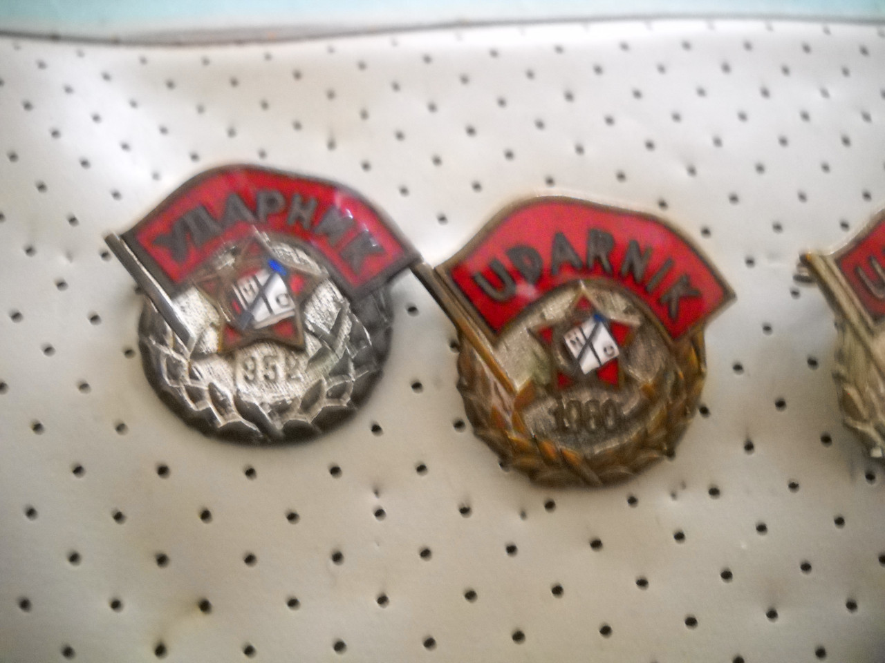 Značka UDARNIK - udarničke značke 8 komada - Značke - OLX.ba