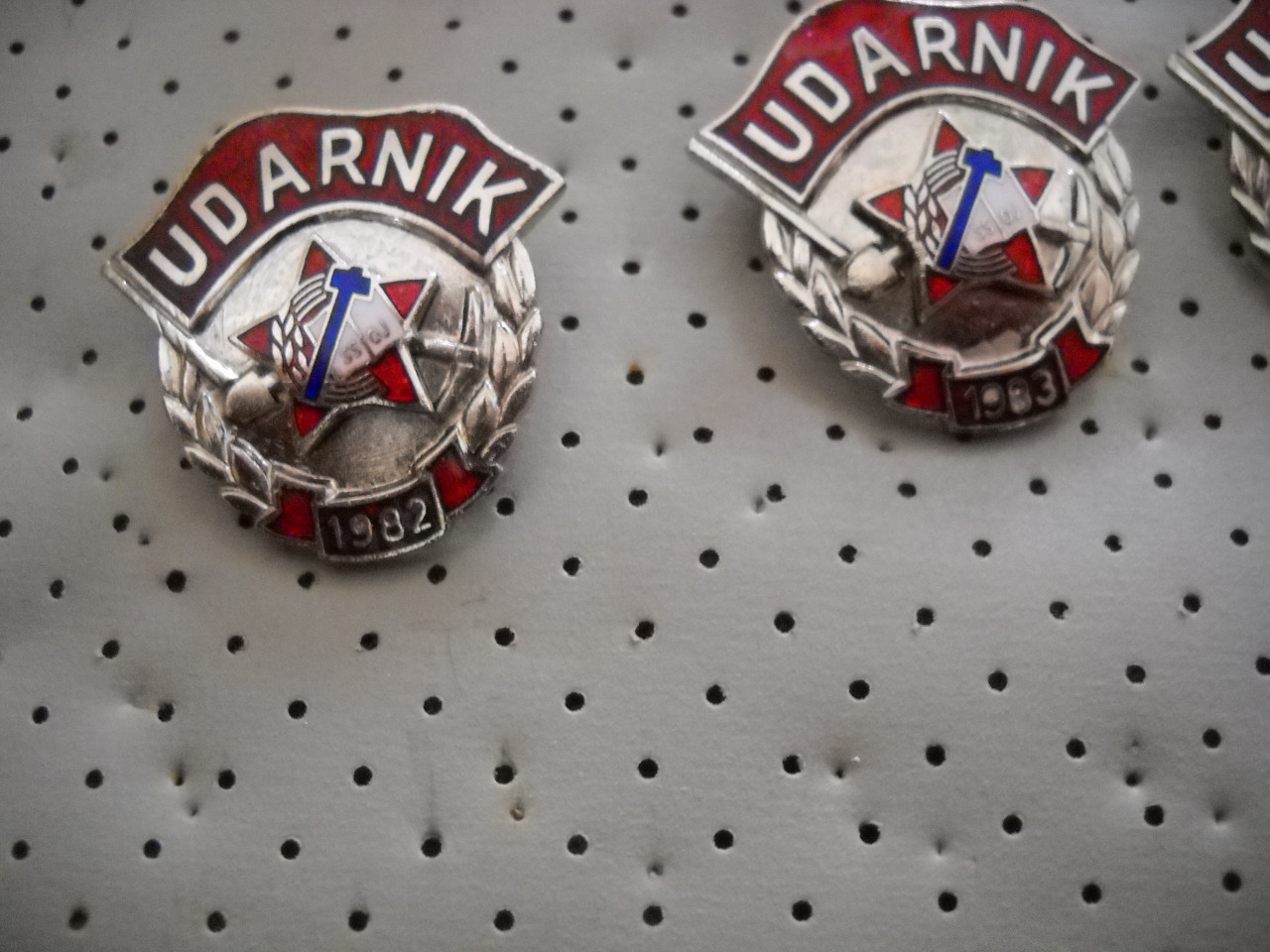 Značka UDARNIK - udarničke značke 8 komada - Značke - OLX.ba