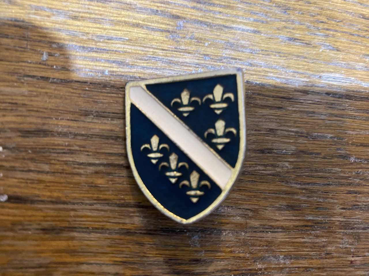 Metalna oznaka ARBiH - ljiljani - Vojne i policijske oznake - OLX.ba