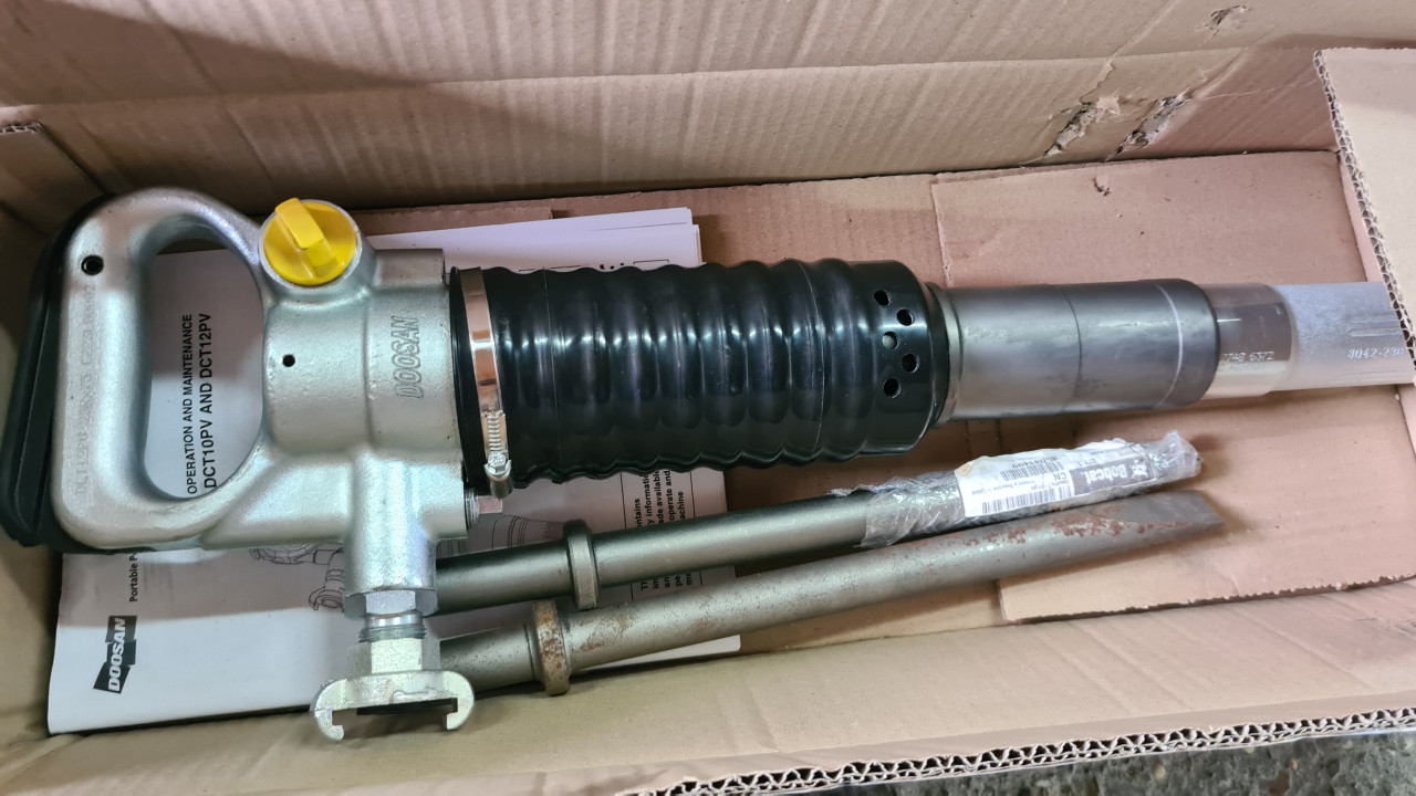 Pneumatski pikamer/čekić DOOSAN 12kg sa špicom i dletom - Pneumatski ...